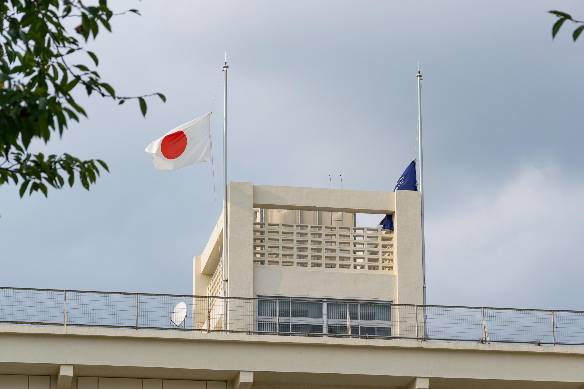 八雲学園中学校・高校が半旗掲揚、私立学校で国葬儀に弔意 | カナガク